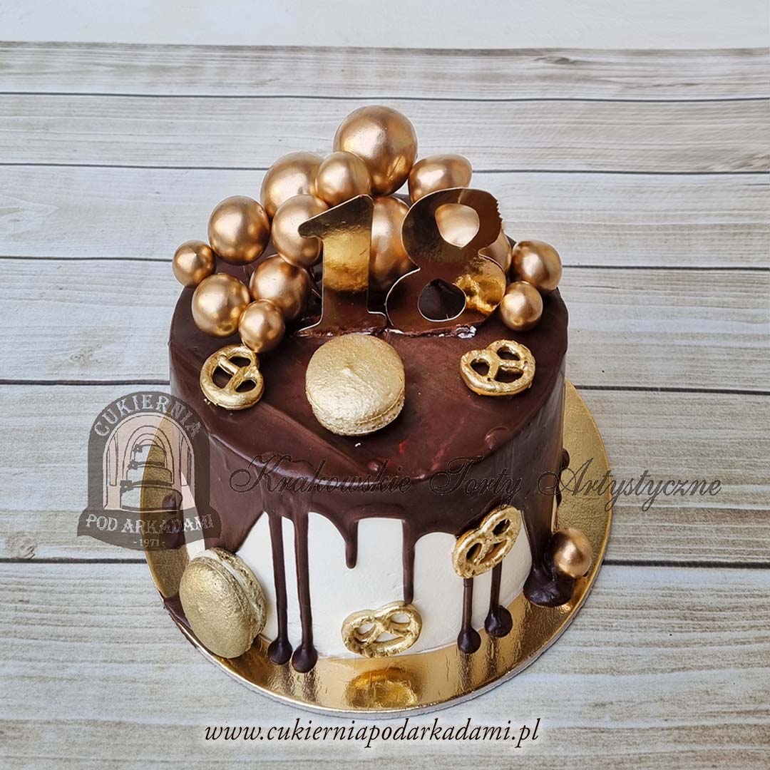 Tort drip cake ze złotymi kulami, makaronikami i precelkami Tort drip cake ze złotymi kulami, makaronikami i precelkami